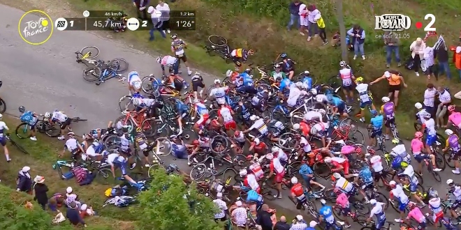 Une spectatrice provoque une chute impressionnante lors de la première ...