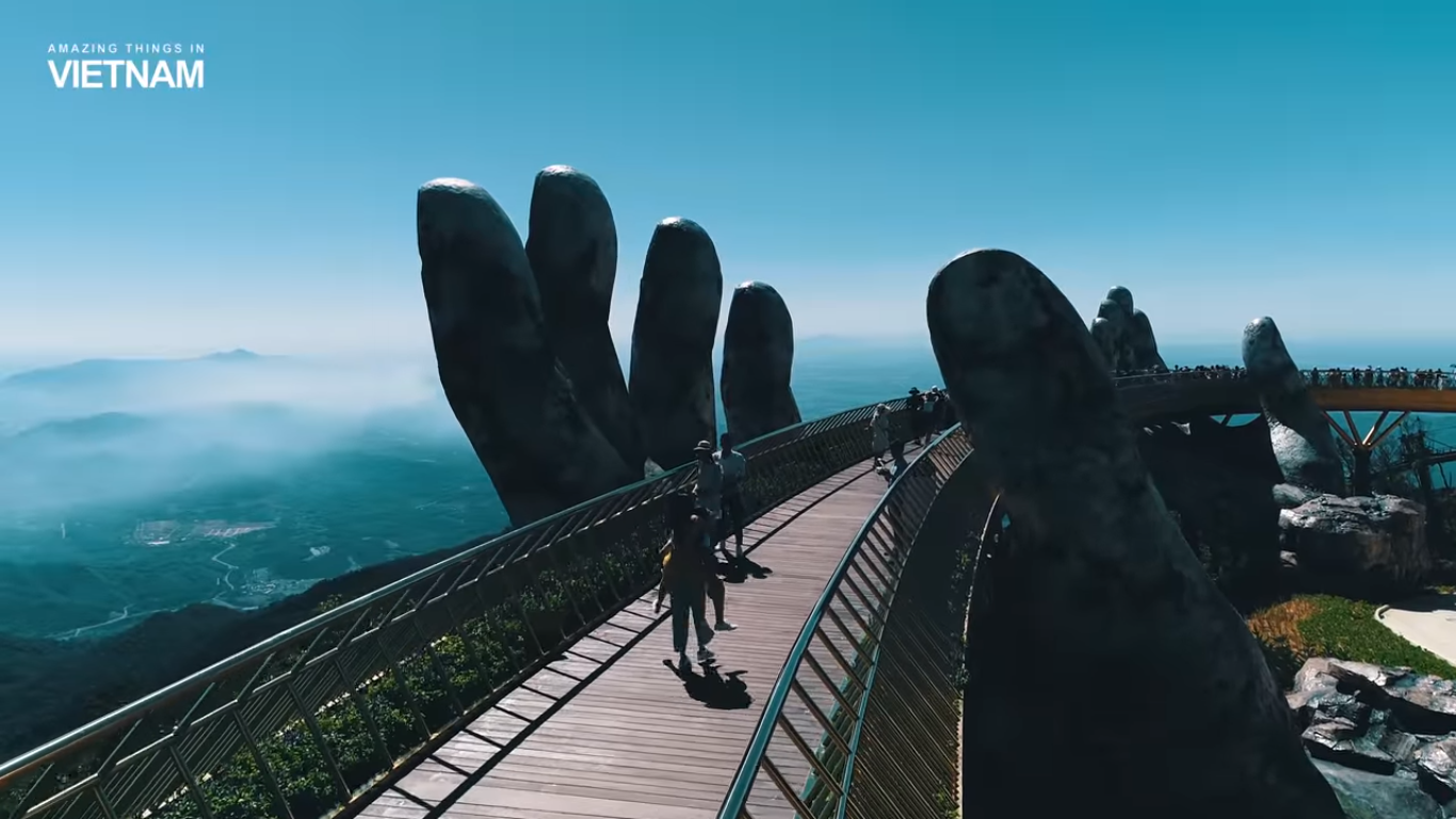 Donnant l'impression d'être soutenu par deux mains géantes, ce pont ...