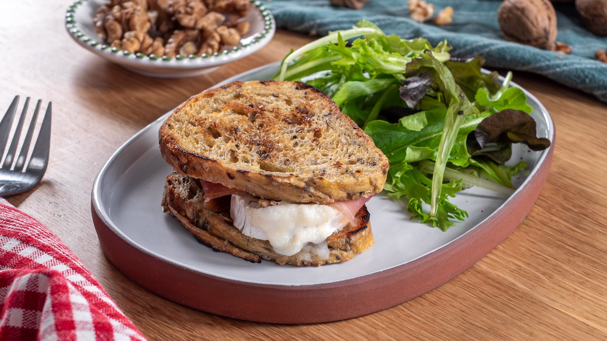 Recette grilled cheese au chèvre, noix, miel et jambon cru