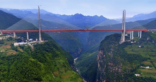 En Chine, le pont le plus haut du monde a été inauguré... Et il est ...