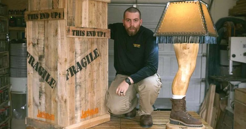Paul Jackman a fabriqué une lampe en forme d'une jambe humaine