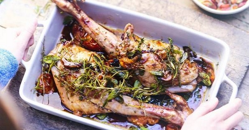 Dégustez ces fabuleux gigots d'agneau de lait aux herbes ...