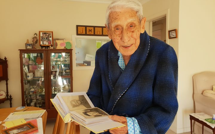 Cet homme de 95 ans a pris 4 bus pour se joindre à une marche contre le ...