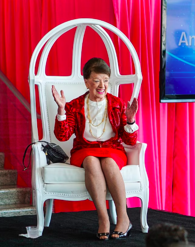 Bette Nash, la plus vieille hôtesse de l'air au monde, est décédée à l ...