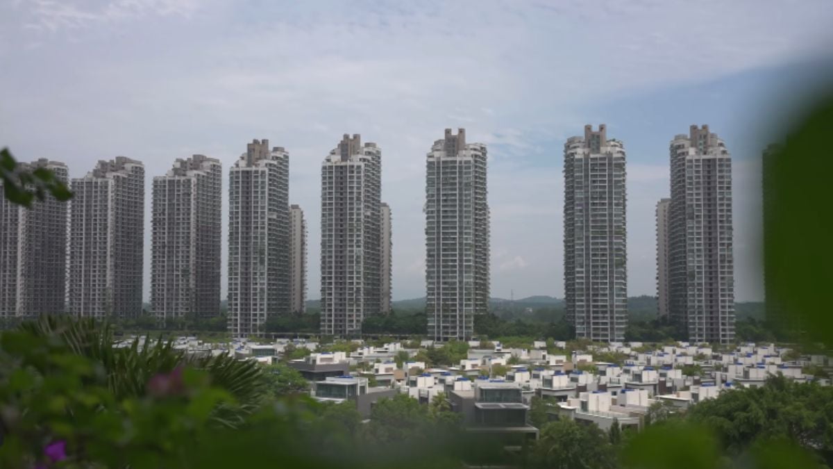 Il explore une ville fantôme, ayant coûté 95 milliards d'euros, et ce ...