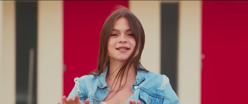 Anaïs Robin, chanteuse très populaire sur les réseaux sociaux, est ...