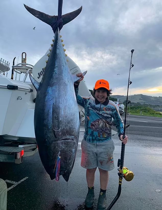 Ce gigantesque thon rouge de 116 kg a été pêché par un garçon de 11 ans ...